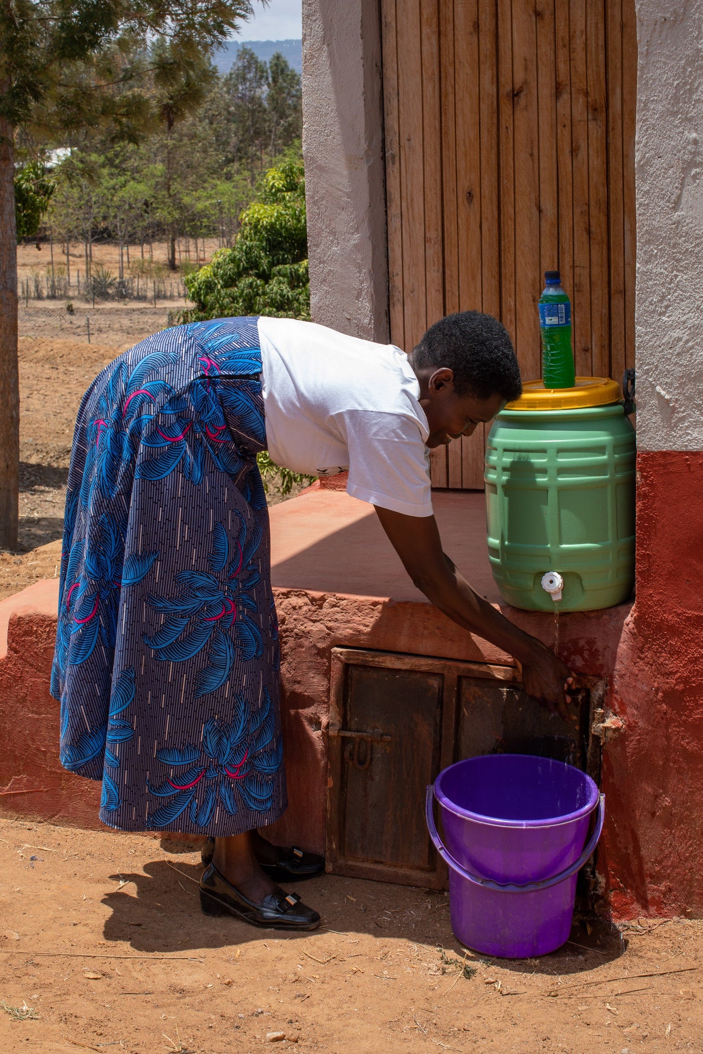 Support building ecological dry toilets
